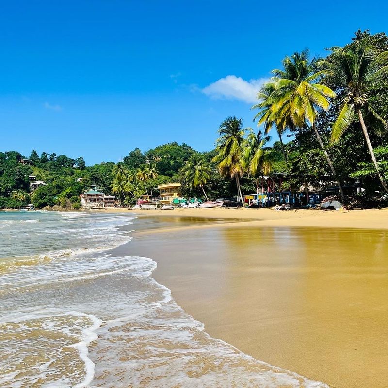 Castara Beach - Plage de sable doré à Castara, Trinité-et-Tobago.