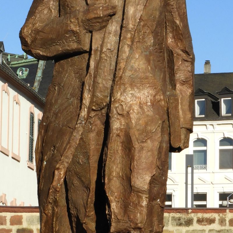 Karl Marx statue in Trier - Monument en bronze à Simeonstiftplatz ...